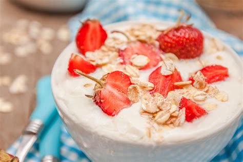 요구르트 한 컵에는 파란 숟가락 수건에 신선한 딸기와 귀리 그 라 놀라 흩어져 오트밀과 딸기 나무 배경 개념 건강 하 고 건강 한 아침 식사 0명에 대한 스톡 사진 및 기타