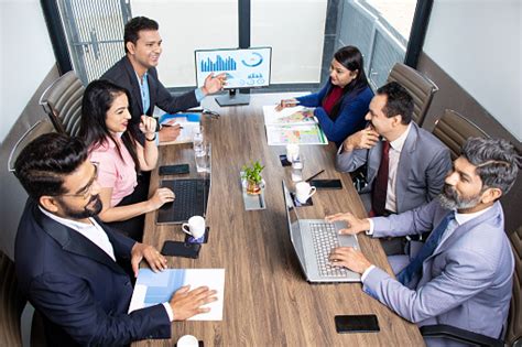 인도 사업가들은 사무실 회의실에서 프레젠테이션을 만나 Tv 화면에 차트 인포그래픽을 보여 회사의 성장과 빅 데이터 분석을 보여줍니다 전자 상거래 전자 비즈니스 상단 각도