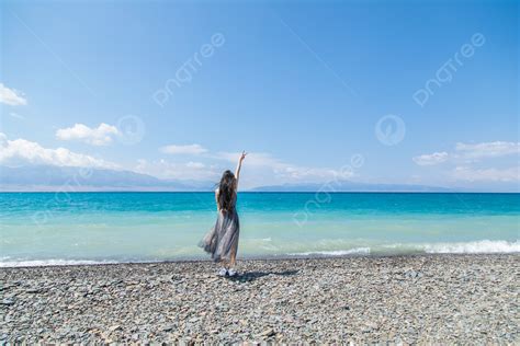 호숫가 에 서서 가위 손 을 든 여자 의 뒷모습 여학생 소녀 호수 배경 일러스트 및 사진 무료 다운로드 Pngtree