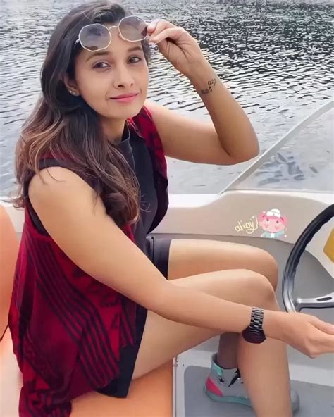 குட்டி தொப்பை தெரியாமல் அம்சமா போஸ் கொடுத்த பிரியா பவானி சங்கர் Madras Telegram