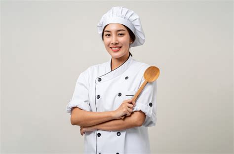 제복을 입은 젊은 아름다운 아시아 여성 요리사가 국자 기구를 들고 부엌에서 요리하는 다양한 제스처 맛있는 요리 메뉴 좋은 맛 부엌 레스토랑에서 요리하는 여자 요리사 사람들