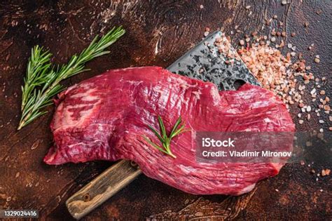 허브와 정육점 칼에 플랩 또는 측면 생 쇠고기 고기 스테이크 어두운 배경 위쪽 보기 0명에 대한 스톡 사진 및 기타 이미지 0명 건강한 식생활 검은색 Istock