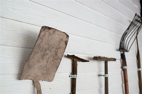 정원에서 작업을 위한 도구는 흰색 페인트를 그린 나무 벽에 부착 되어 있습니다 포크 Rakes 삽 체 여름 커피 정원에서 일 합니다 갈퀴에 대한 스톡 사진 및 기타 이미지