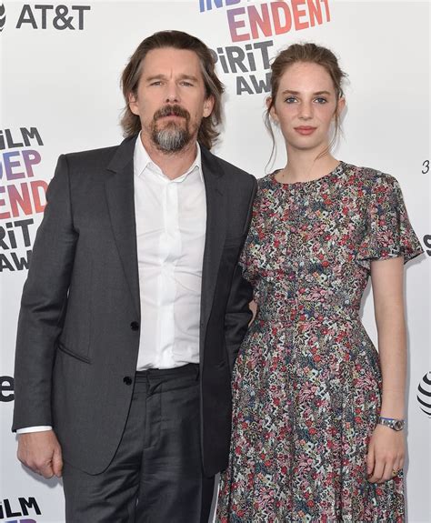 Stranger Things Maya Hawke Is Ethan Hawke And Uma Thurmans Daughter