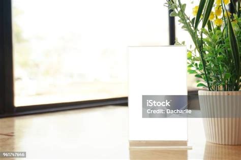 레스토랑 카페 바에서 나무 테이블에 메뉴 프레임 서를 비웃는 다 텍스트를 위한 공간 0명에 대한 스톡 사진 및 기타 이미지 0명 검은색 골동품 Istock