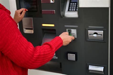 지불 단말기를 사용하여 주차에 대한 비용을 지불하는 여성 손의 클로즈업 35 39세에 대한 스톡 사진 및 기타 이미지 35 39세 가을 개념 Istock