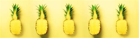 최소한의 스타일에 대 한 밝은 파인애플 패턴입니다 최고의 볼 수 있습니다 팝 아트 디자인 창조적인 개념입니다 공간에 복사 합니다 노란색 바탕에 신선한 파인애플 0명에 대한