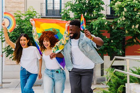 활기찬 Lgbtq 활동가들이 함께 달리고 형형색색의 무지개 깃발을 흔들며 활기찬 움직임과 연대감으로 자부심을 축하합니다 20 24세에 대한 스톡 사진 및 기타 이미지