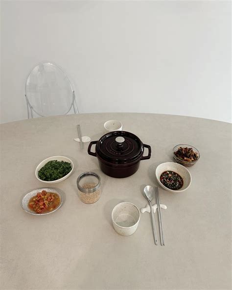 Zuna 잘 먹는 요즘 1 2 굴과 무 솥밥 3 4 복숭아랑 사과랑 낳은 엔부 사과 5 6 햄치즈 베이글 7 브로콜리 베이컨 계란