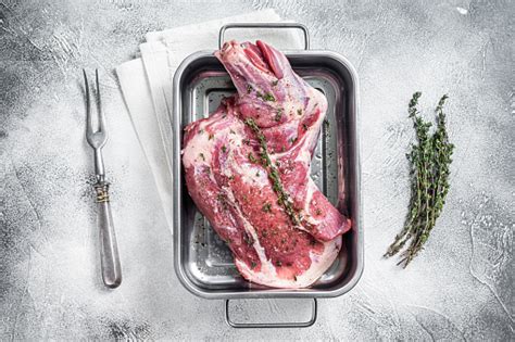 양고기 전체 어깨 향신료와 그릴 팬에 원시 다리 고기를 요리 할 준비가되었습니다 검은 색 배경 위쪽 보기 0명에 대한 스톡 사진