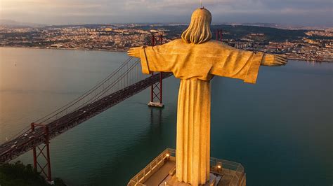 שומר השקיעות של ליסבון פסל ישו המלך מעל הנהר