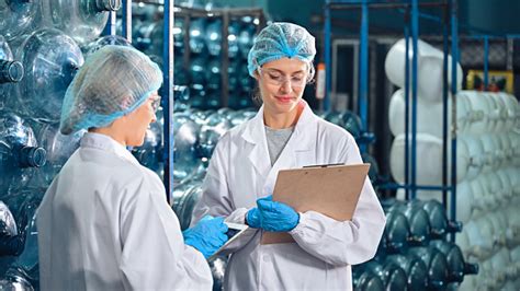 선적 전에 물병의 품질을 검사하는 병입 공장 직원 식물에서 사용되는 역삼투압 시스템 물 순도 및 병입 공정의 품질 관리 유지 고화질 사진 2명에 대한 스톡 사진 및 기타