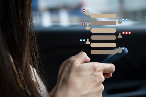 여성은 스마트 폰 타이핑을 사용하여 손 채팅 상자 아이콘팝업에서 대화를 채팅 5g에 대한 스톡 사진 및 기타 이미지 5g