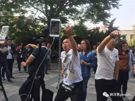 郑州街头尬舞天团人生很苦 不如跳舞