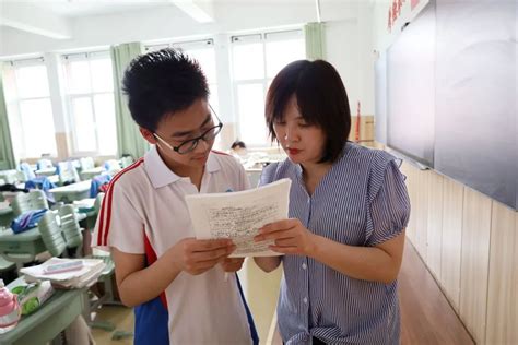 平凡亦有光系列报道②医院当课堂凳子当拐杖她为咱十五中中考学子是真拼了青岛市城阳第十五中学 宽高教育集团