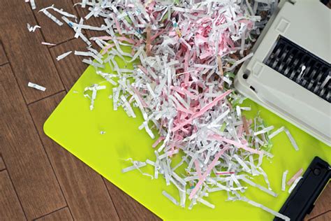 용지가 울렸습니다 자르다 또는 트림 By 문서 재단기 0명에 대한 스톡 사진 및 기타 이미지 0명 문서 봉투 Istock