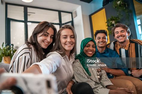 현대 오픈 플랜 스타트업 사무실에서 휴식 공간에서 여유로운 시간을 즐기면서 셀카 사진을 찍는 작업에서 휴식을 취하는 비즈니스