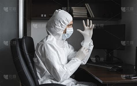 隔离期间，居家工作场所身着防护服、佩戴医用口罩的人员戴着橡胶手套。设计师、艺术家、建筑师、商人在新冠
