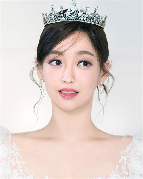 강아랑 내년 1월 결혼…♥훈남 예비신랑과 찍은 웨딩화보 공개