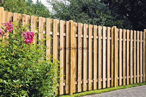 Забор из деревянного штакетника: функциональность и эстетика на вашем ...