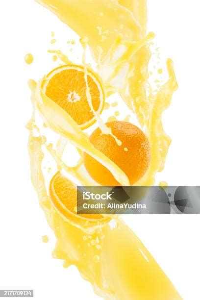 오렌지 주스의 흐름은 오렌지 조각 방울 주스의 튀김 흰색 배경 고립 된 공중 부양 광고 라벨 제품 브랜딩 전단지 포스터 카드 디자인을위한 비타민 과일 음료 감귤류 과일에