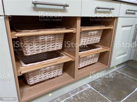 그레이와 흰색 대리석 화강암 조리대 위에 과일 및 채소 오리 달걀 녹색 캐비닛 및 무승부 긴 크롬 손잡이 및 돌 타일 바닥의 이미지 0명에 대한 스톡 사진 및 기타 이미지