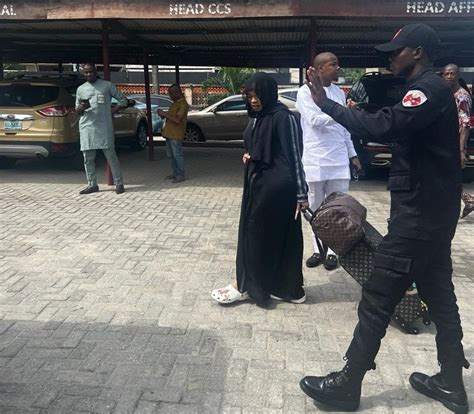 Nigeria Bobrisky Transféré à La Prison De Kirkiri Le Peroke