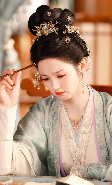 ปักพินโดย Vaaty23 ใน เถียนซีเวย Tian Xiwei 田曦微 ไอเดียทรงผม สวย แฟชั่นสตรี