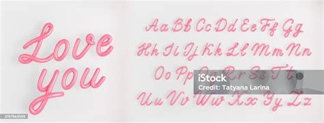 밝은 배경에 3d 핑크 스크립트 알파벳입니다 귀여운 필기체 거품 글꼴 기호 벡터 일러스트 레이 션입니다 3차원 형태에 대한 스톡 벡터 아트 및 기타 이미지 Istock