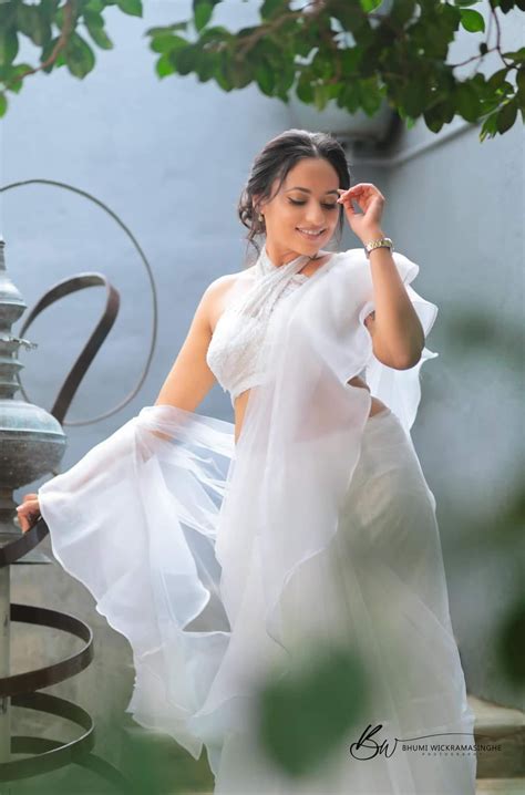 ක්ෂීර සාගරයේ දෙවඟනක් වගේ නේද ජනප්‍රිය නිළි උදා‍රි වර්නකුලසූරියගේ අලුත්ම සාරි විලාසිතාව මෙන්න