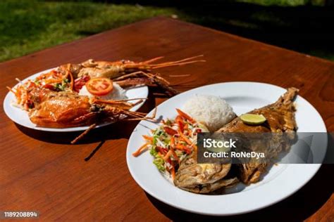 나무 테이블에 반찬과 샐러드와 호랑이 새우와 튀긴 바다 물고기 와 접시 건강한 생활방식에 대한 스톡 사진 및 기타 이미지 건강한 생활방식 구이 굽기 Istock