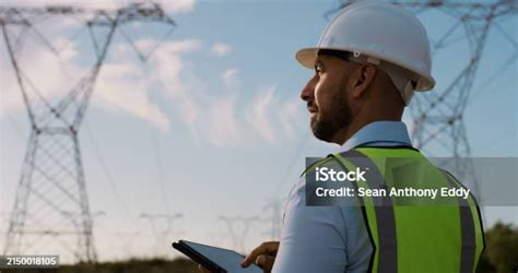 발전소에서 태블릿을 사용하여 전기 전송 시스템 또는 안전 점검을 테스트하는 사람 엔지니어링 및 전기 엔지니어 에너지 분배 또는 터빈 제어를 위한 검사 백 및 기술 앱 검사