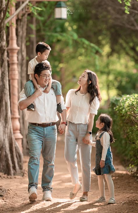 자연스럽고 즐거운 야외가족사진 가족사진 이즈스튜디오