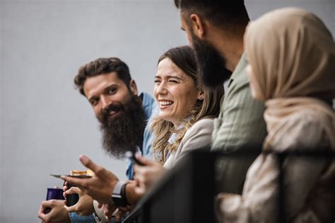 커피 브레이크 동안 웃고 농담을하는 네 명의 직장 동료의 쾌활한 그룹 신규 사업에 대한 스톡 사진 및 기타 이미지 신규 사업 점심시간 20 24세 Istock