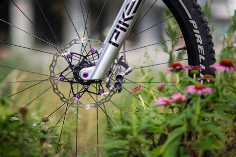 Passeig Pela Ciutat 거리 사진 거리 액션 기업 건물 길모퉁이 도로 사이클링 도로 위의 자전거 타는