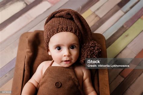 귀여운 신생아 어두운 배경에 아기 미소 신생아의 클로즈업 초상화 아기 상품 포장 템플릿 보육 의료 및 건강 한 개념 건강관리와 의술에 대한 스톡 사진 및 기타 이미지