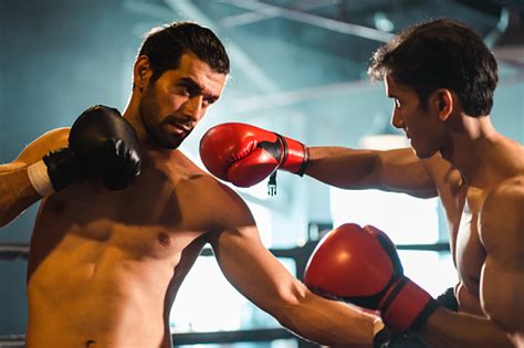 두 명의 프로 권투 선수가 권투 링에서 싸우고 스포츠맨은 스퀘어 스테이지에서 싸우거나 권투 및 자기 방어 수업 스튜디오 배경에서 트레이너와 함께 운동하는 스포츠 타이 박스
