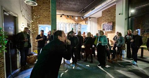 Tussen De Bamischijven En Kroketten Losgaan Op Ruige Rock Leuk Om