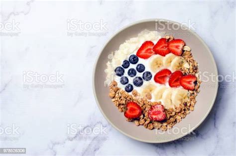 요구르트와 미국 국기 맛 있는 건강 한 아침 식사의 형태로 신선한 딸기와 홈메이드 그 라 놀라의 그릇 0명에 대한 스톡 사진 및 기타 이미지 Istock