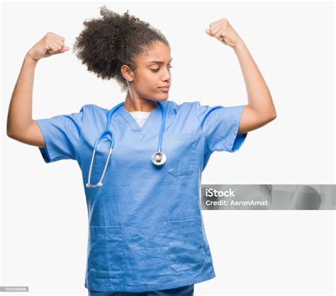 격리 된 배경에 보여주는 팔 근육 자랑 웃 고 젊은 아프리카 미국 의사 여자 피트 니스 개념입니다 근육질 체격에 대한 스톡 사진