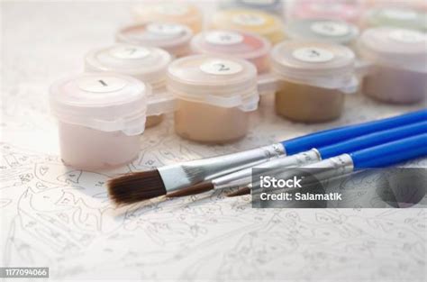 숫자로 그림을 그리기위한 수채화를 그립니다 숫자로 캔버스에 페인팅 페인트 바이 넘버스에 대한 스톡 사진 및 기타 이미지 페인트 바이 넘버스 0명 개체 그룹 Istock