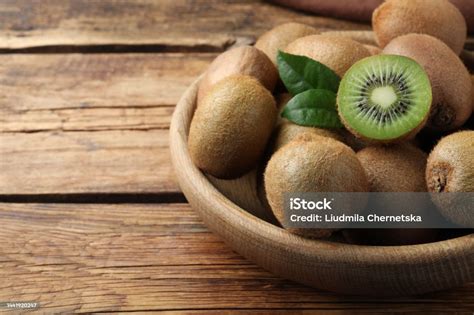 나무 테이블에 잘라 신선한 키위를 곁들인 그릇 근접 촬영 텍스트를 위한 공간 0명에 대한 스톡 사진 및 기타 이미지 0명 갈색 건강한 생활방식 Istock