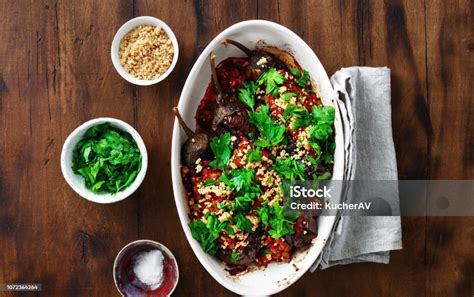 채식 구운 박제 가지 렌즈콩 토마토 견과류 상위 뷰 건강 한 채식 음식 가지 채소에 대한 스톡 사진 및 기타 이미지 가지 채소 건강한 생활방식 건강한 식생활 Istock