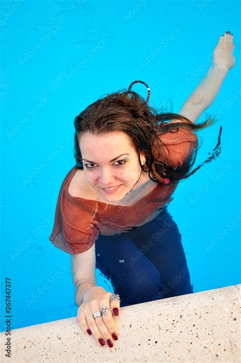 Foto De Fully Dressed Girl Swimming In The Pool Wearing Her Wet Clothes