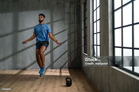 실내에서 점프 로프를 사용하여 젊은 아프리카 계 미국인 스포츠맨 운동 훈련 개념 남자에 대한 스톡 사진 및 기타 이미지 남자