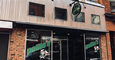 This Unassuming Restaurant In Wisconsin Has Massive 28 Inch Pizzas