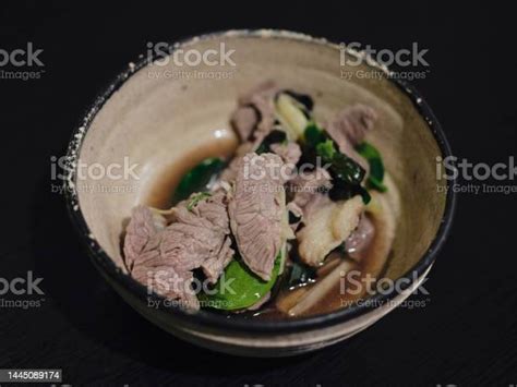 삶은 쇠고기 딥과 그릇에 뜨거운 사워 소스를 태국 음식 스타일로 건강한 생활방식에 대한 스톡 사진 및 기타 이미지 건강한 생활방식 건강한 식생활 고기 Istock