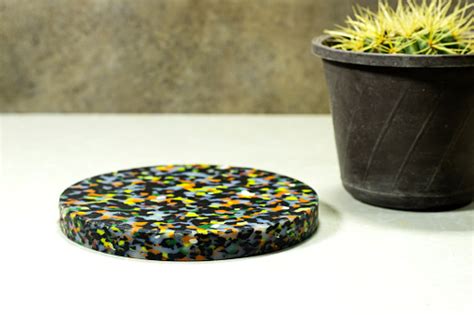 빈 대리석 통나무 보드와 선인장 냄비 식물이 벽 배경 위에 대리석 테이블에 있습니다 봄과 부활절 디자인 모형 0명에 대한 스톡 사진 및 기타 이미지 Istock