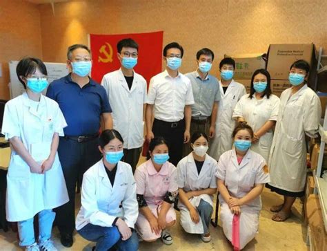 致敬新时代最可爱的人区委书记刘颖医师节走访慰问一线医务工作者 搜狐大视野 搜狐新闻