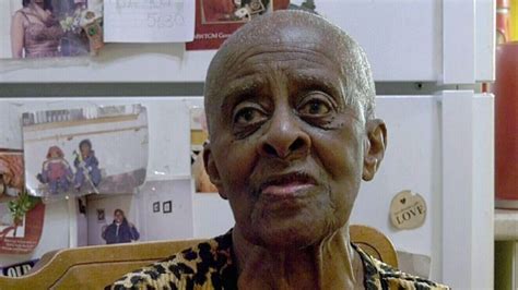 အိမ်နီးနားချင်းတွေကို အပတ်တိုင်း မုန့်ဖုတ်ကျွေးလေ့ရှိတဲ့ အသက် ၉၄ နှစ်အရွယ် အဘွား Yoyarlay